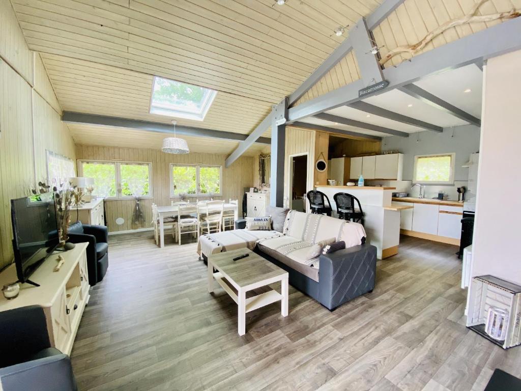 Beau Chalet Atypique Dans Secteur Calme Du Bourg ( - Biscarrosse