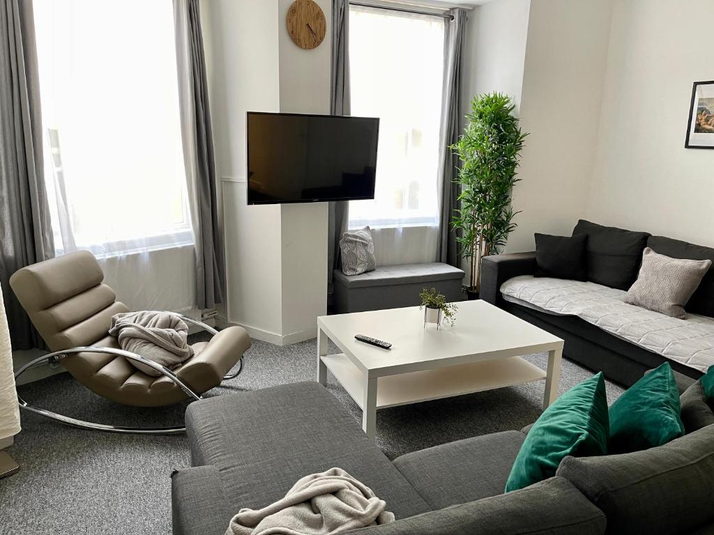 Brunswick Square Apartments & Spa - SuiteTrails