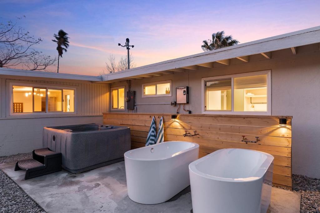 The Palms Peaceful Stylish Outdoor Bathtub & Spa, Joshua Tree – Precios ...