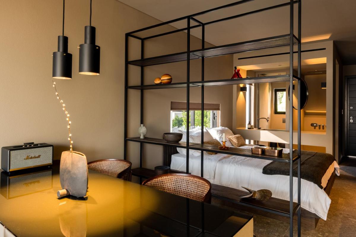 Svarna Vouliagmeni Suite - SuiteTrails